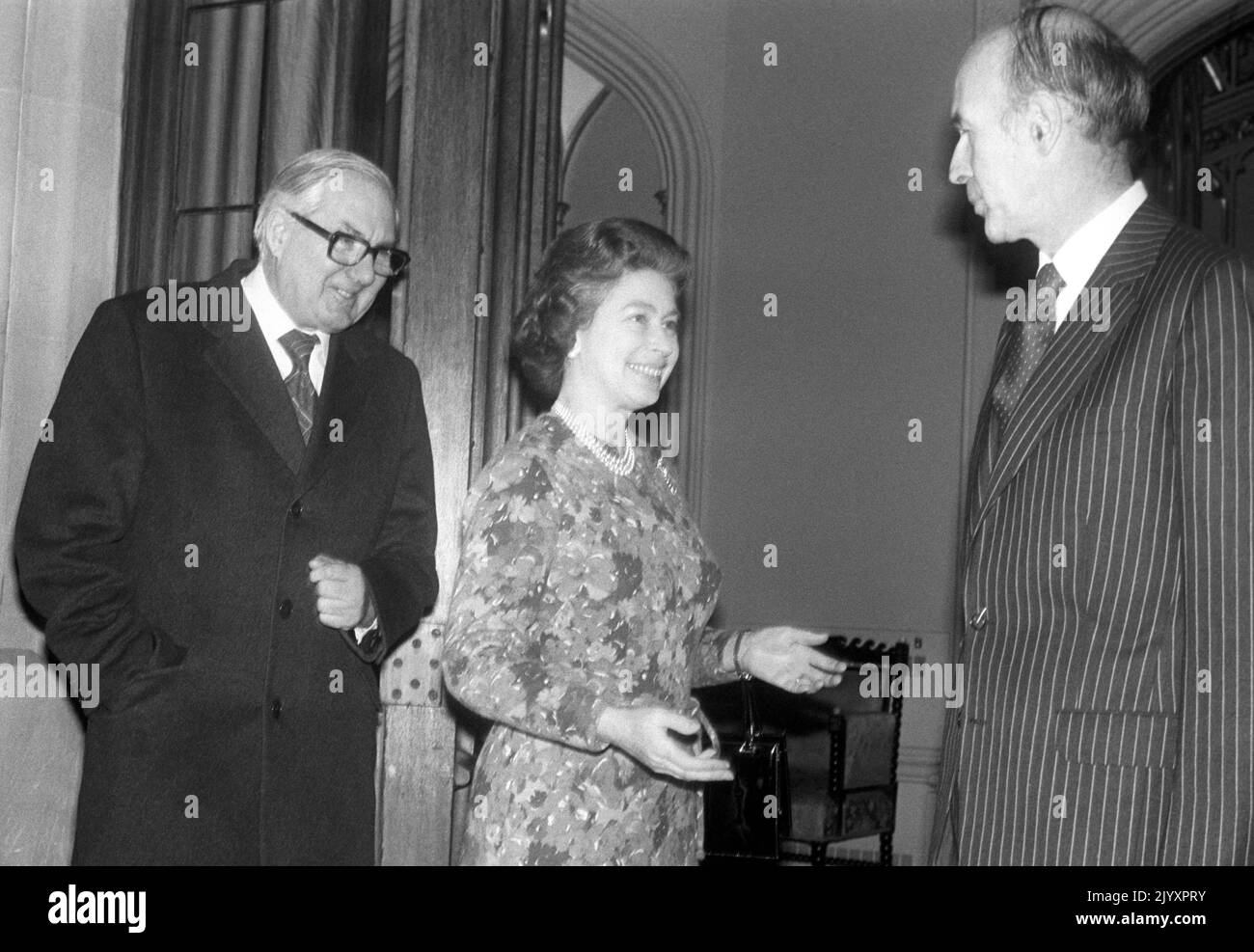 Photo Du Dossier Datée Du 12 12 1977 La Reine Elizabeth Ii A Souhaité