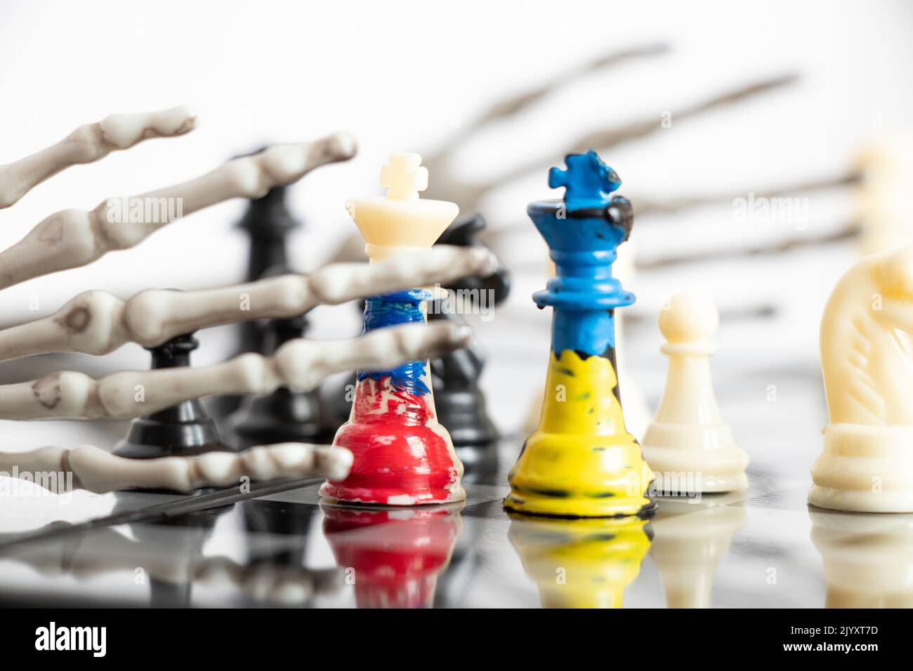 Échecs avec un drapeau peint de la Russie et de l'Ukraine sur un ...