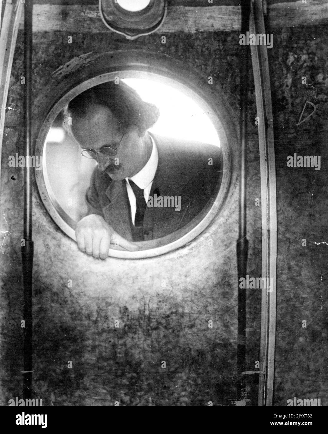 Nouveau ballon stratosphérique belge -- le professeur Piccard peut être vu à la Porthole de la ...