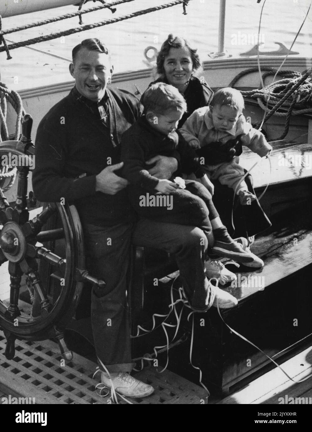 Start World Cruise -- le capitaine Irving Johnson, Mme Johnson, et ...