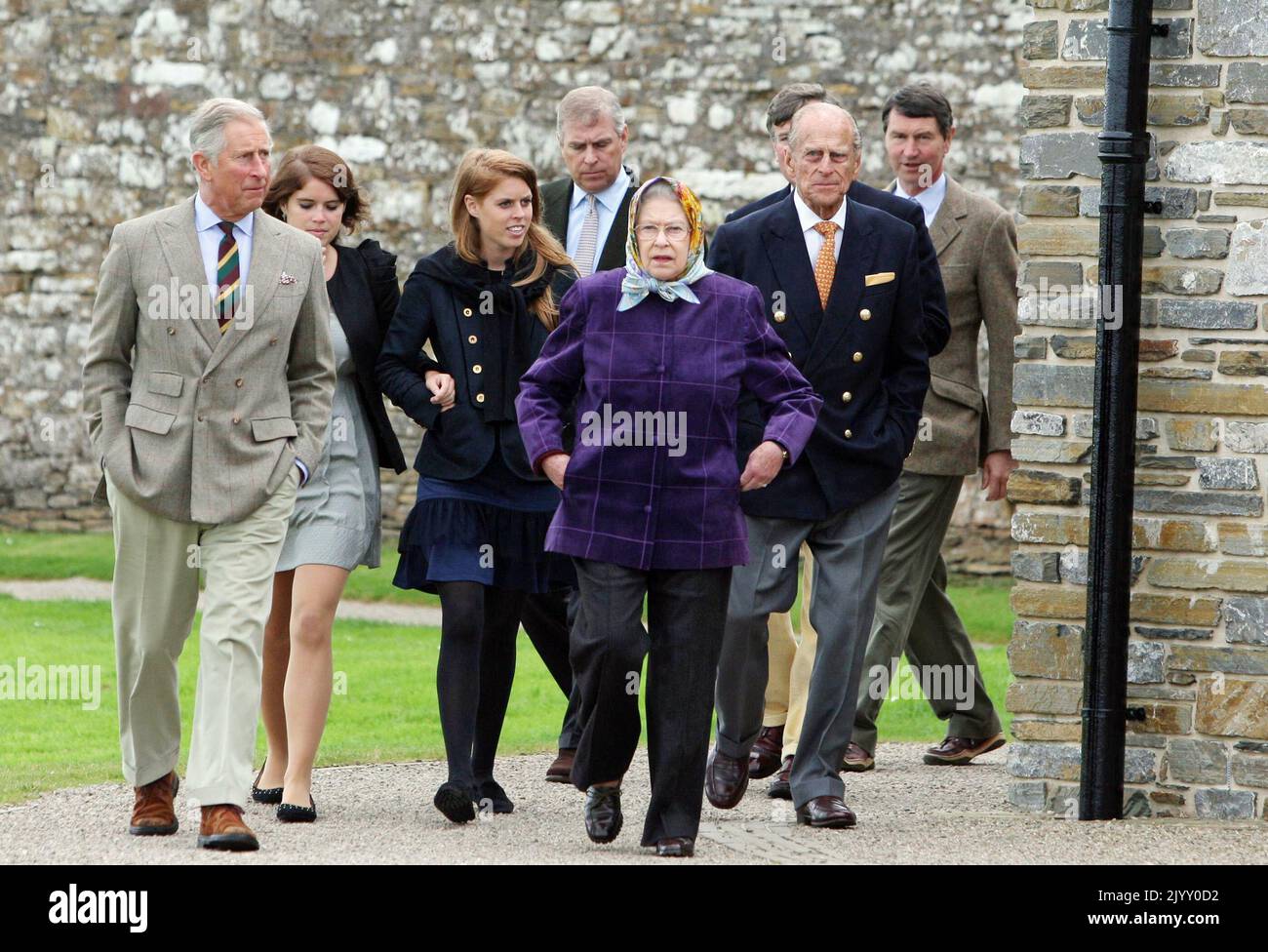 La reine Elizabeth II (au centre), accompagnée du prince de Galles (à ...