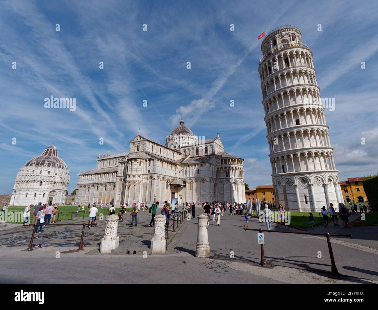 Place des miracles à Pise, Toscane, Italie. Baptistère à gauche, centre ...