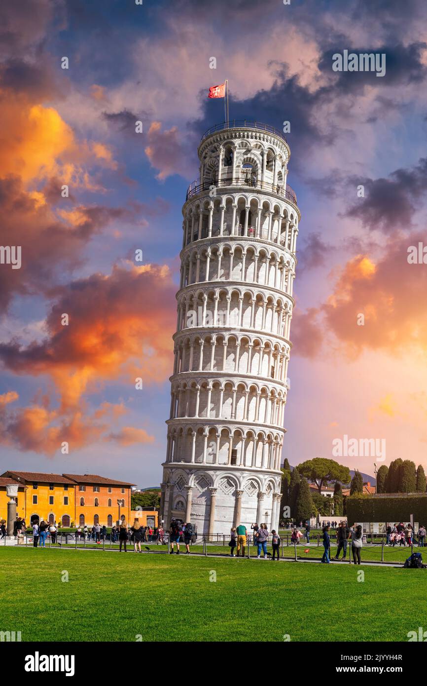 Tour penchée de Pise dans une journée ensoleillée à Pise, Italie. Tour ...
