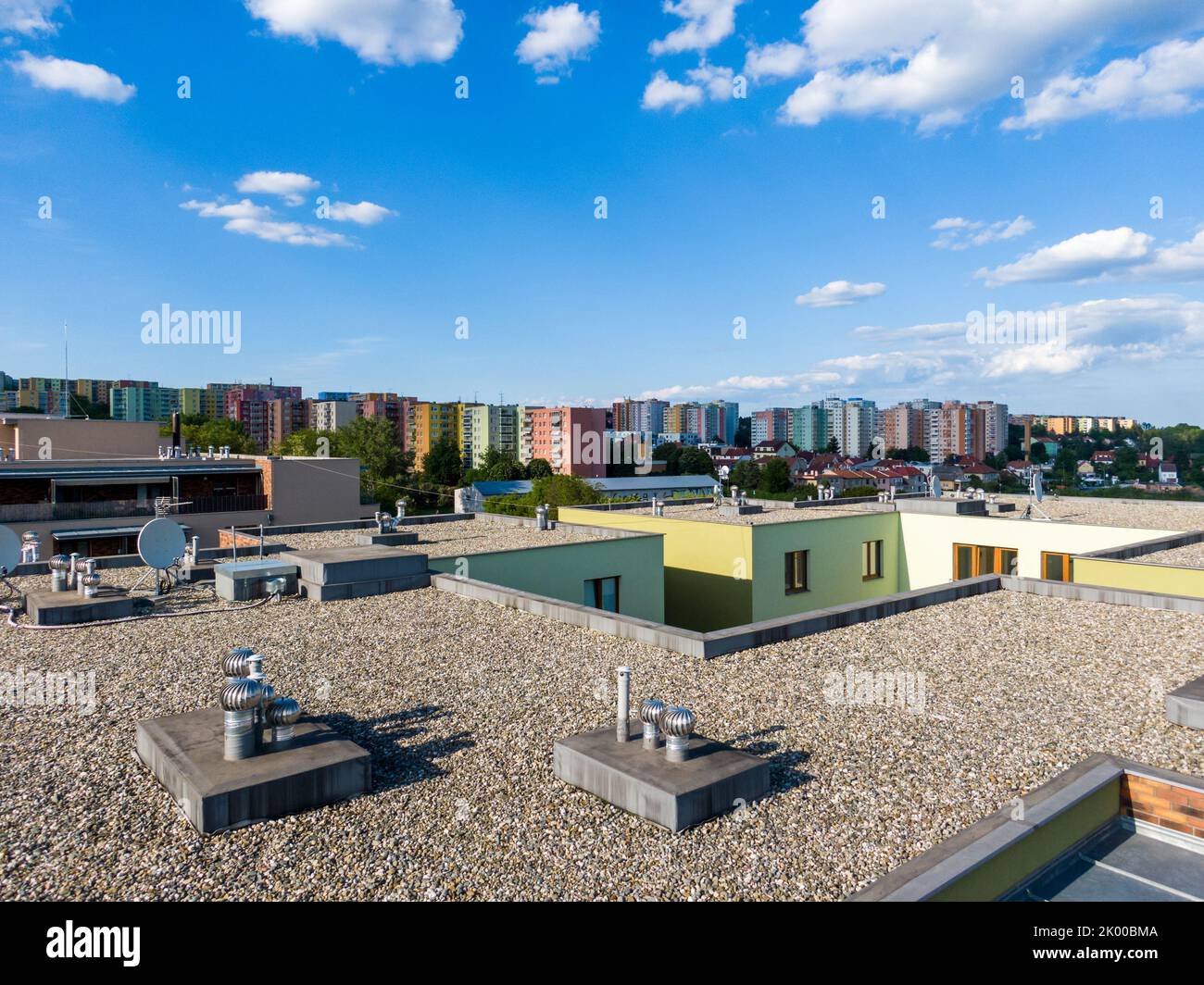 Vue aérienne sur le toit plat de la maison sur le bâtiment résidentiel ...