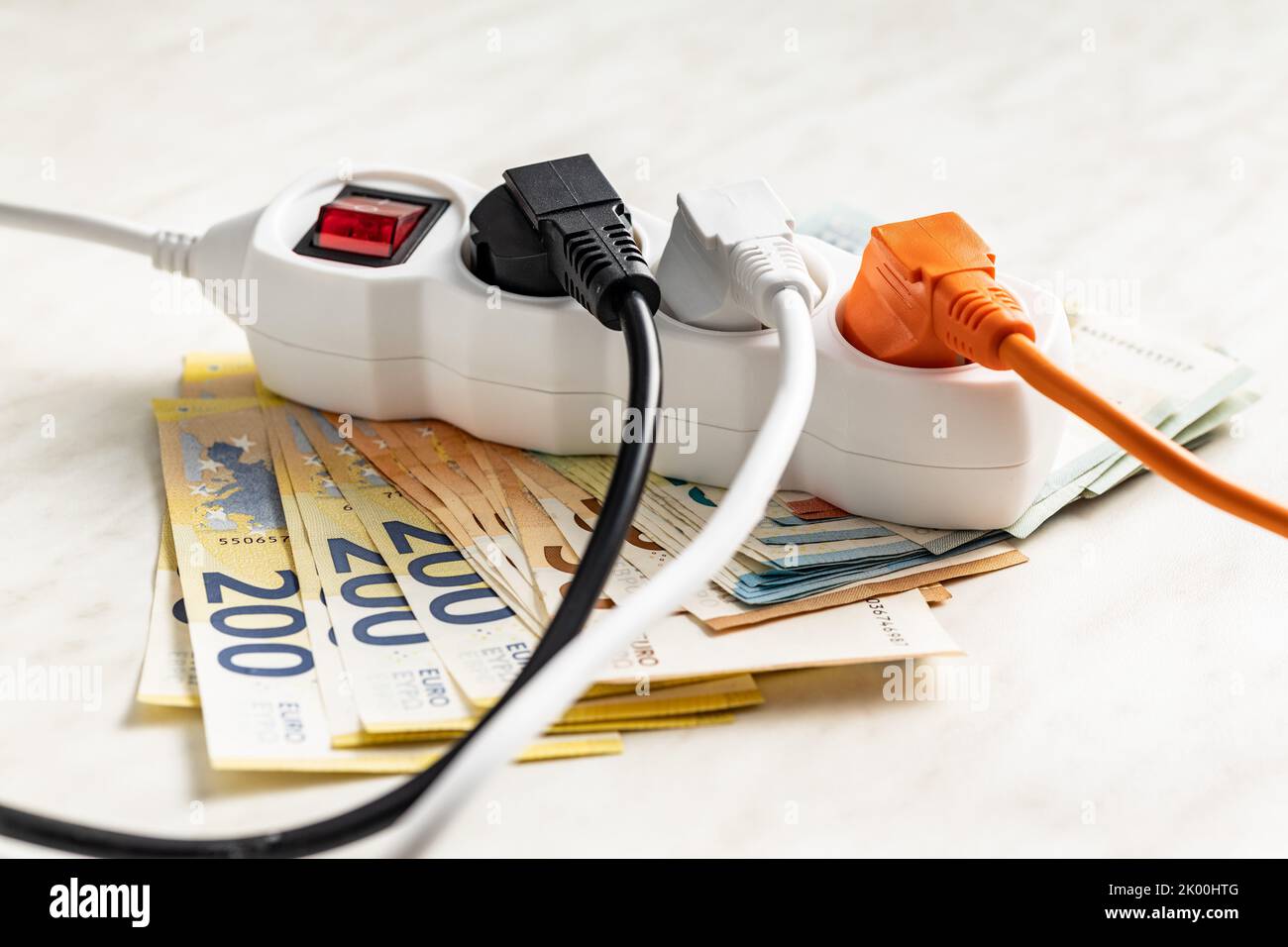 Fiches électriques, prise et euro Money. Concept d'augmentation des ...
