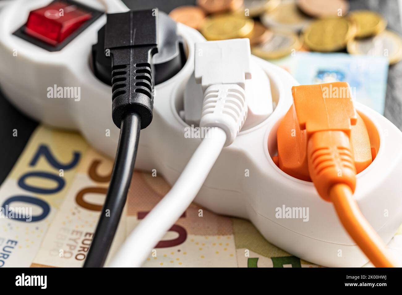Fiches électriques, prise et euro Money. Concept d'augmentation des ...