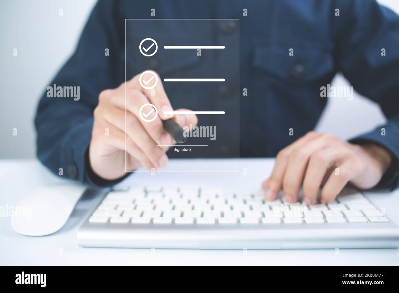 Homme d'affaires, travail à domicile, manipulation de documents ...