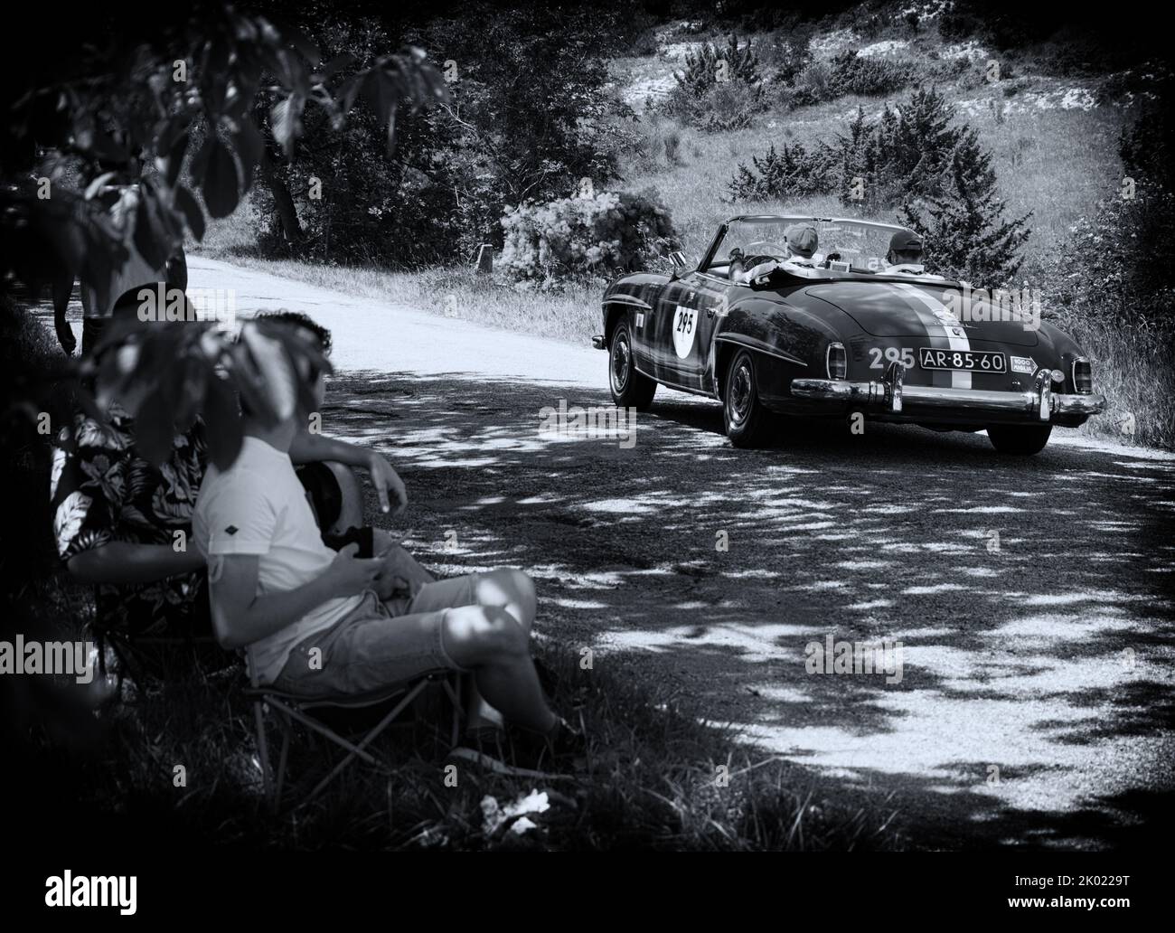 URBINO - ITALIE - 16 - 2022 juin : MERCEDES-BENZ 190 SL 1957 sur une ...