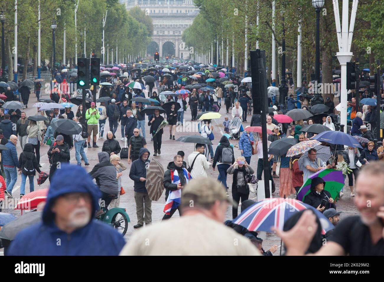 Les foules se rassemblent au palais de Buckingham pour y déposer des ...