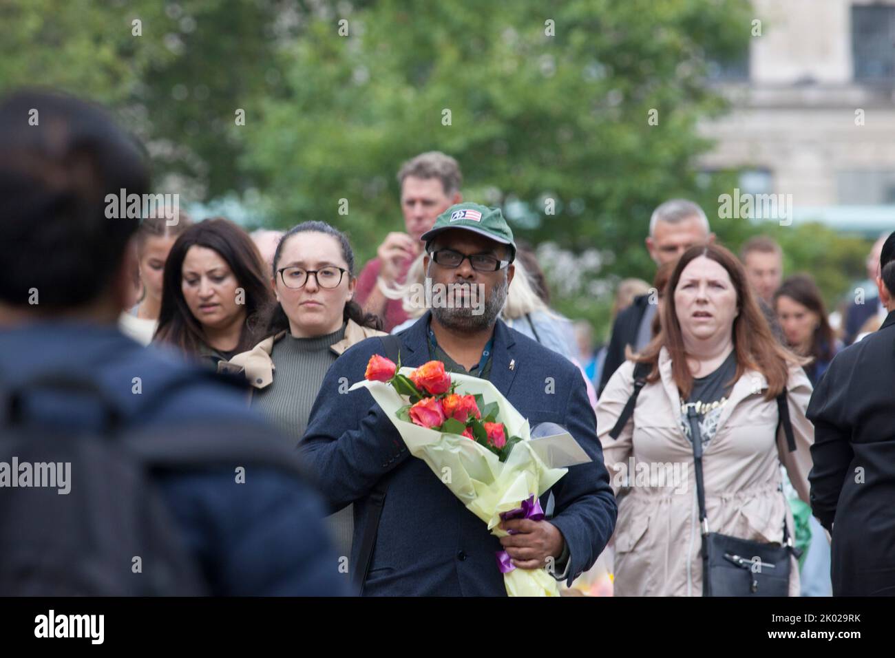 Les foules se rassemblent au palais de Buckingham pour y déposer des ...