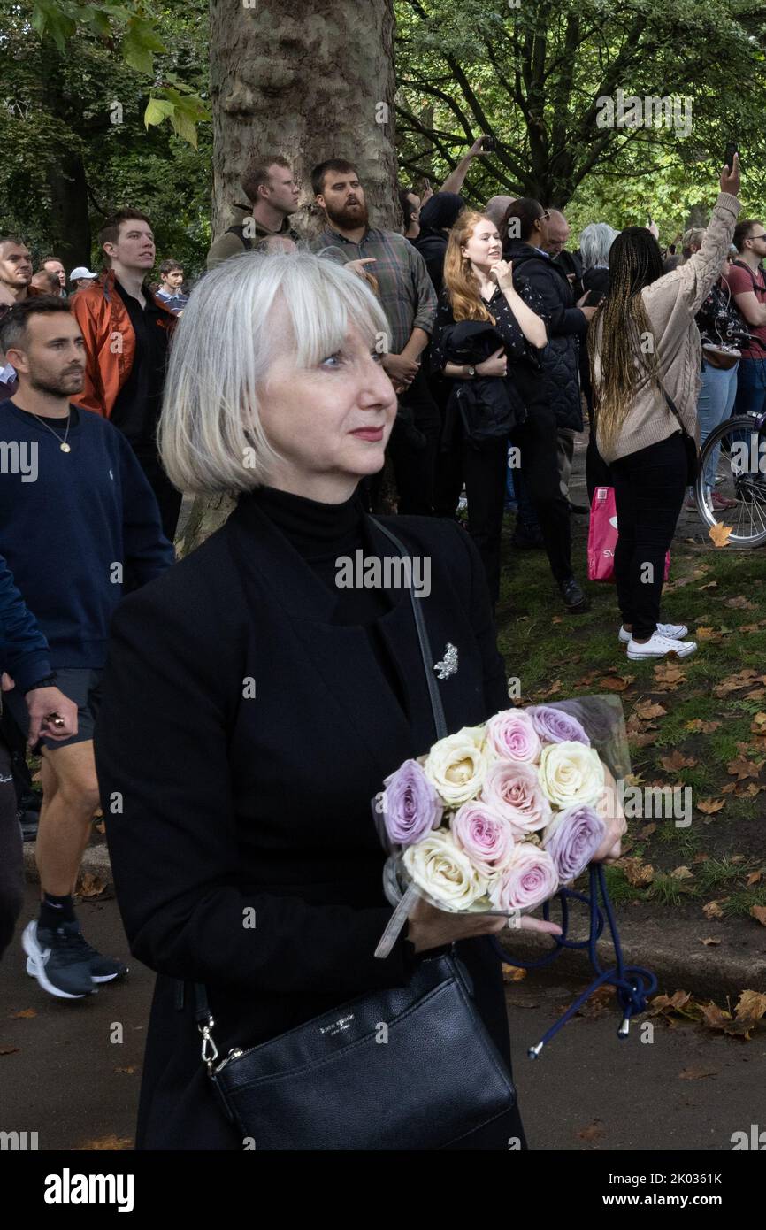 Londres, Royaume-Uni. 9th septembre 2022. Une femme pleure la mort de ...