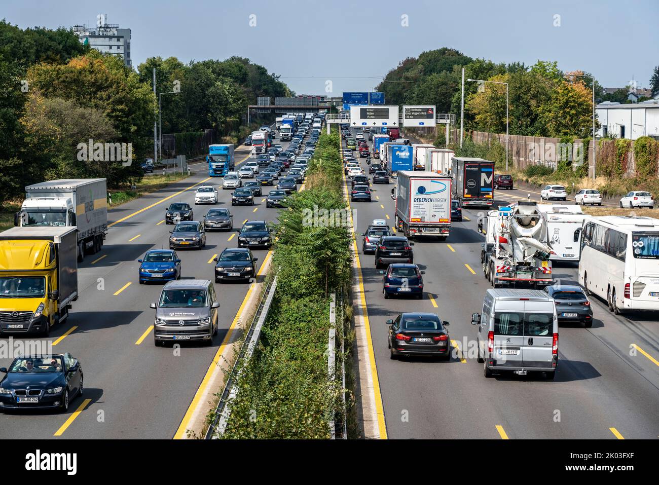 Embouteillage sur l'autoroute A3, plus de 8 voies, dans les deux ...
