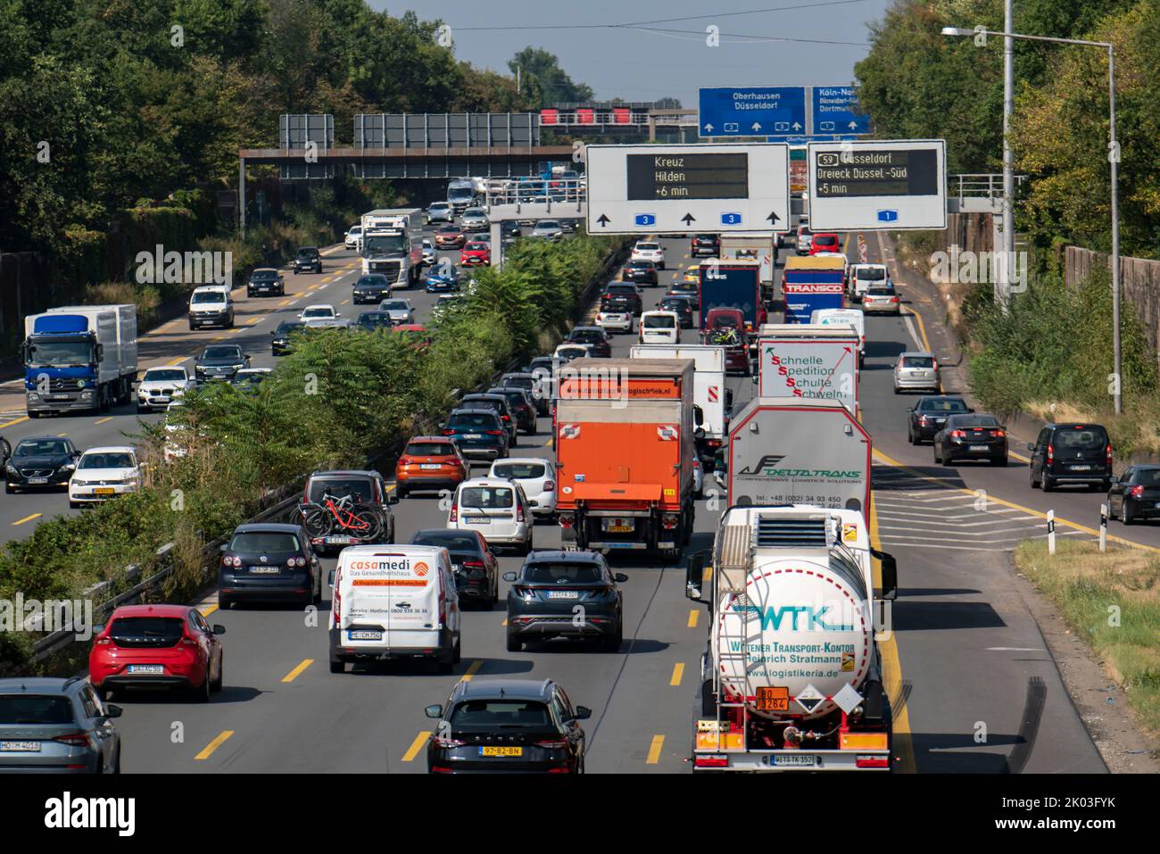 Embouteillage sur l'autoroute A3, plus de 8 voies, dans les deux ...