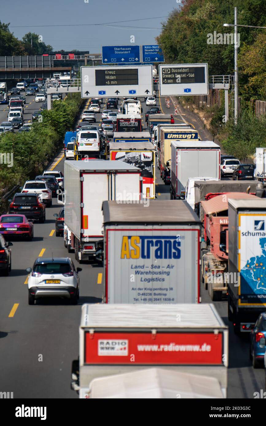 Embouteillage sur l'autoroute A3, plus de 8 voies, dans les deux ...
