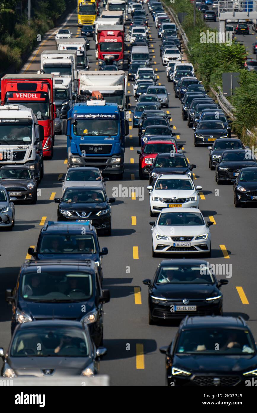Embouteillage sur l'autoroute A3, plus de 8 voies, dans les deux ...