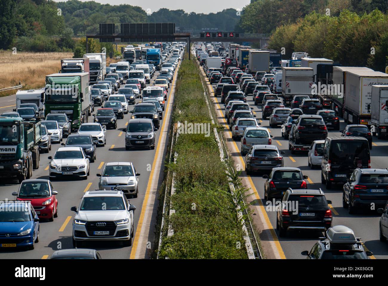 Embouteillage sur l'autoroute A3, plus de 8 voies, dans les deux ...