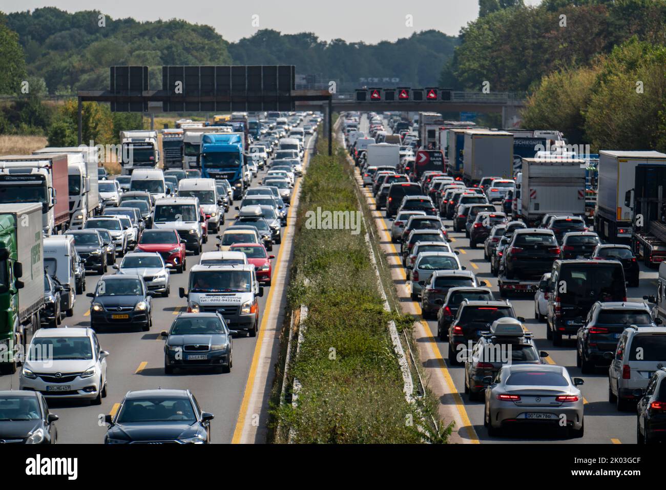 Embouteillage sur l'autoroute A3, plus de 8 voies, dans les deux ...