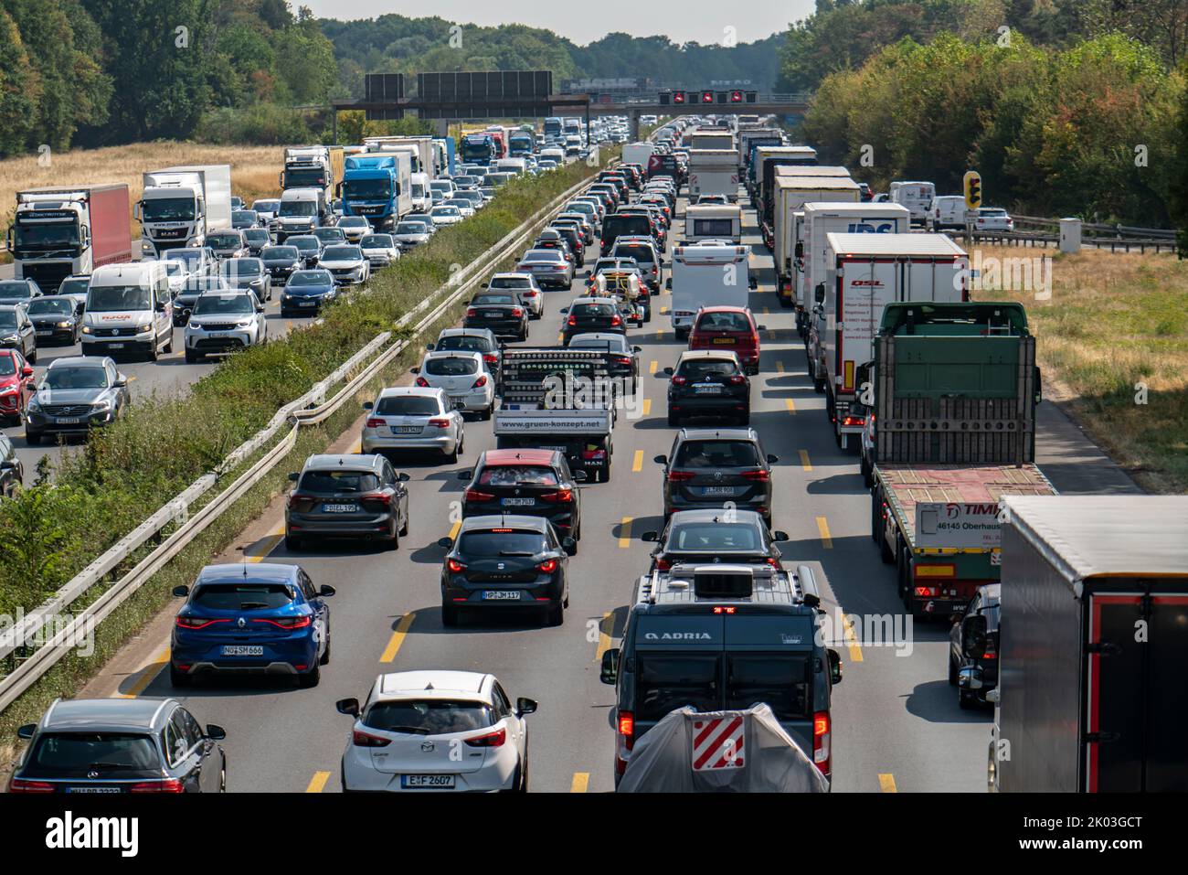 Embouteillage sur l'autoroute A3, plus de 8 voies, dans les deux ...