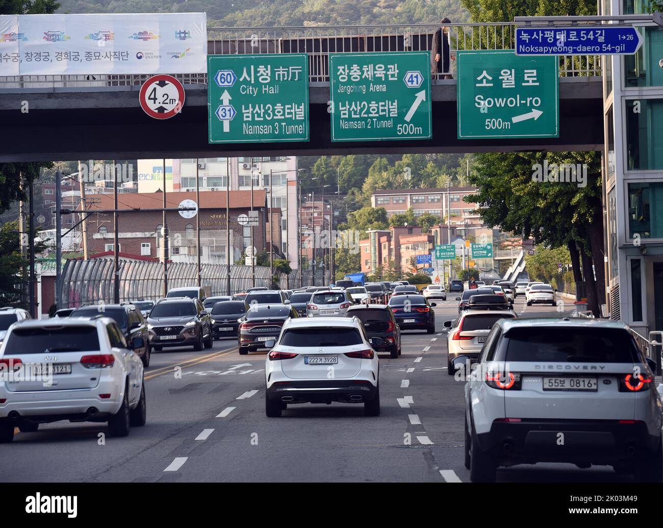 Autoroute à 6 voies très fréquentée dans le centre de Séoul, en Corée ...