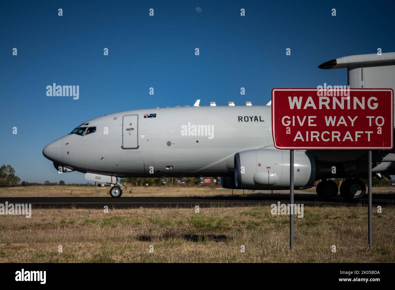 A Royal Australian Air Force E-7A Wedgetail taxis à la base de la RAAF ...