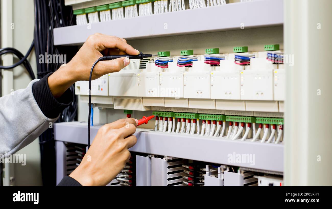 Electrical box warning Banque de photographies et d’images à haute résolution - Alamy