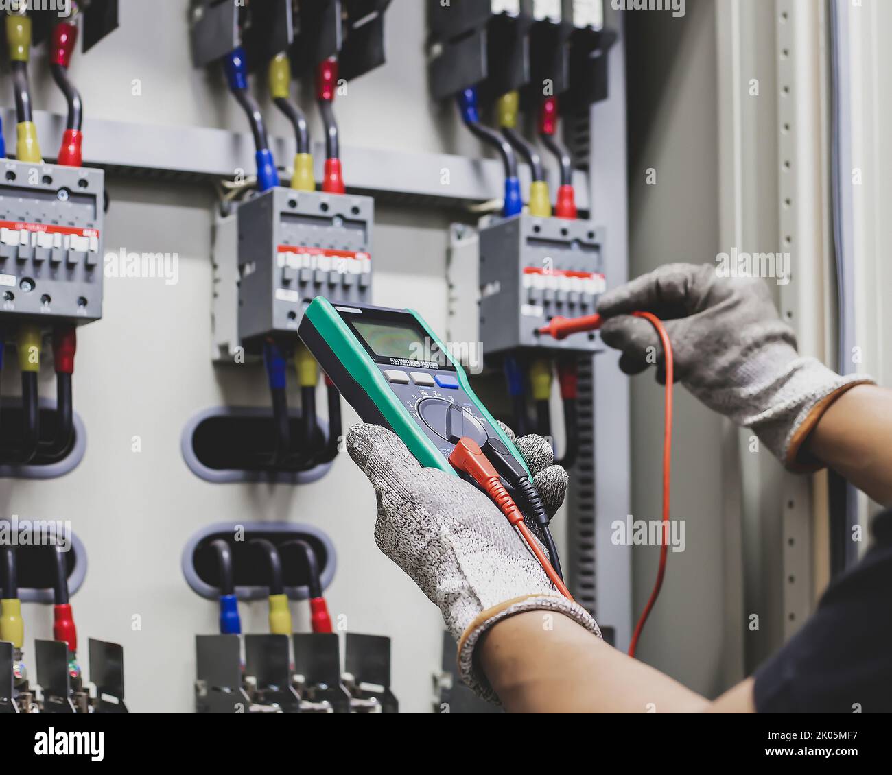 L'ingénieur électricien teste régulièrement le fonctionnement de l ...
