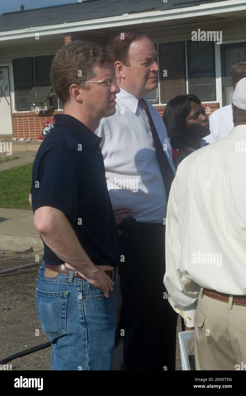 Le secrétaire Shaun Donovan en visite en Alabama pour voir les dégâts ...