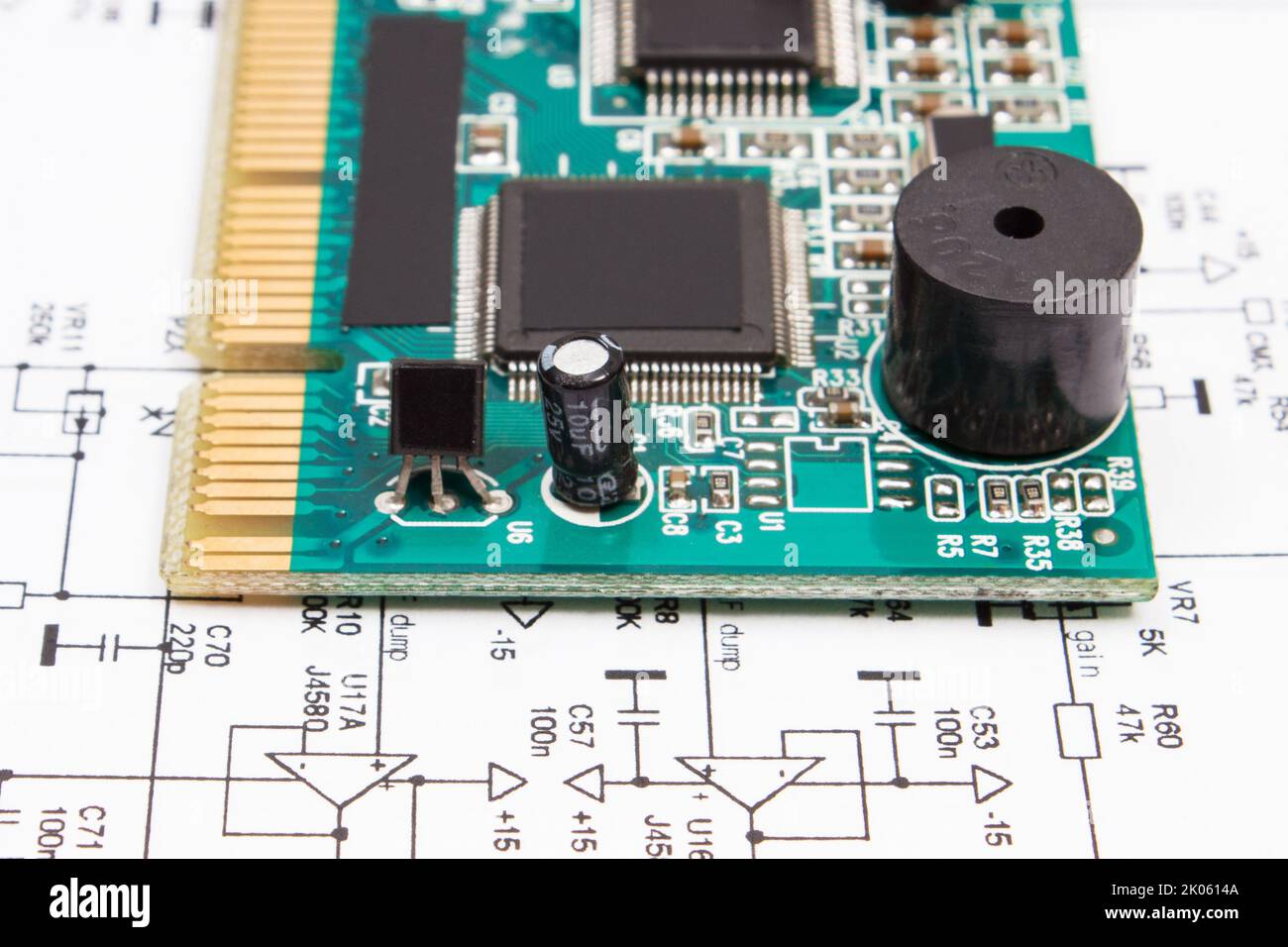 Carte de circuit imprimé avec transistors, résistances, condensateur ...