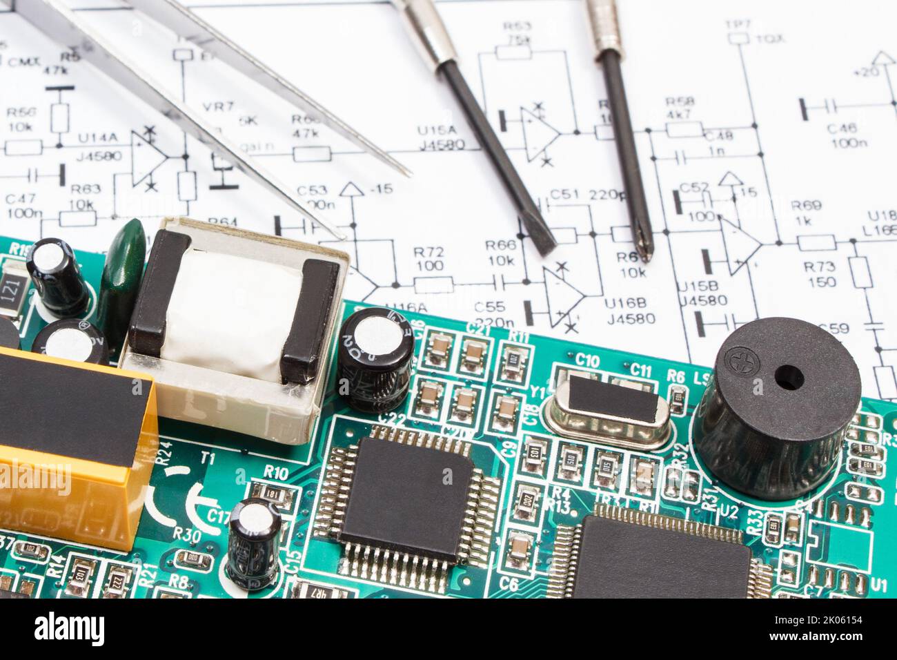 Carte de circuit imprimé avec transistors, résistances, condensateur ...