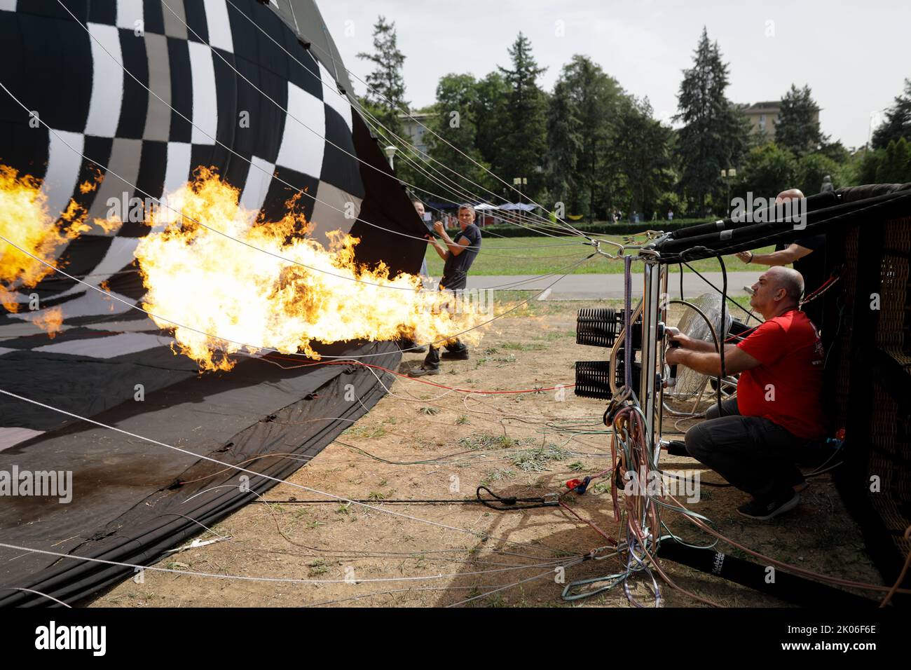 Bucarest, Roumanie - 27 août 2022: Un homme utilise un double brûleur à ...