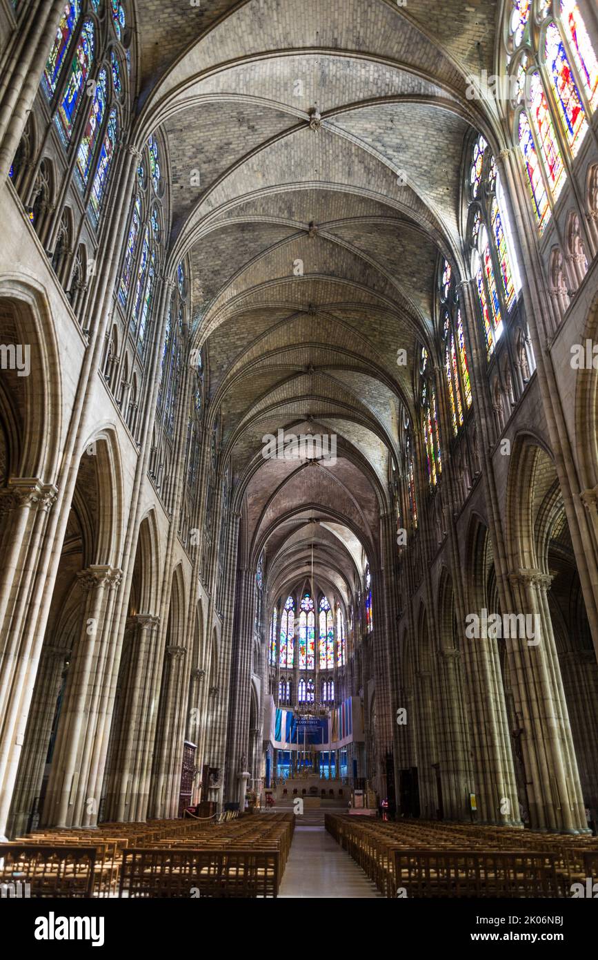 Nef de la Basilique de Saint-Denis, une cathédrale d'une importance ...