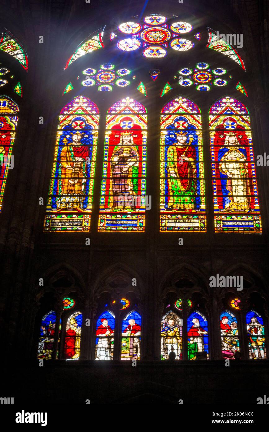 Le triforium vitré où les fenêtres remplissent presque tout le mur, une ...