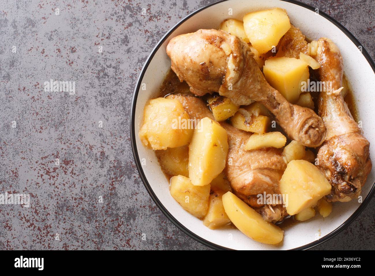 L'ayam semur indonésien est une façon délicieuse de préparer du poulet ...