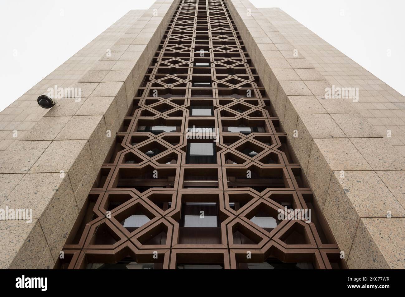 Le mur du bâtiment est bordé de dalles de marbre de granit, le treillis ...