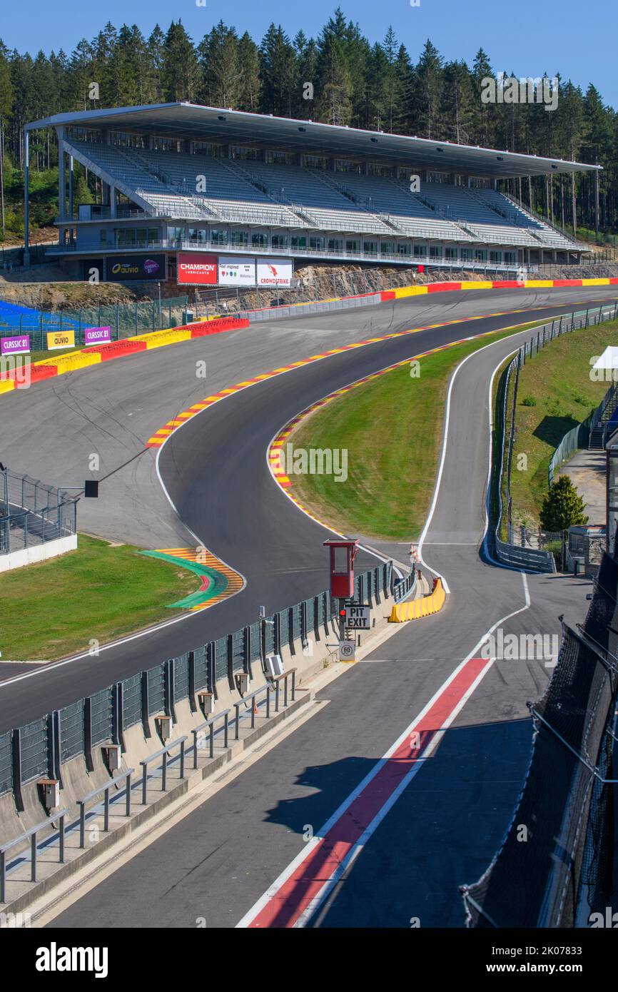 Vue depuis une position élevée sur le virage dangereux d'eau Rouge ...