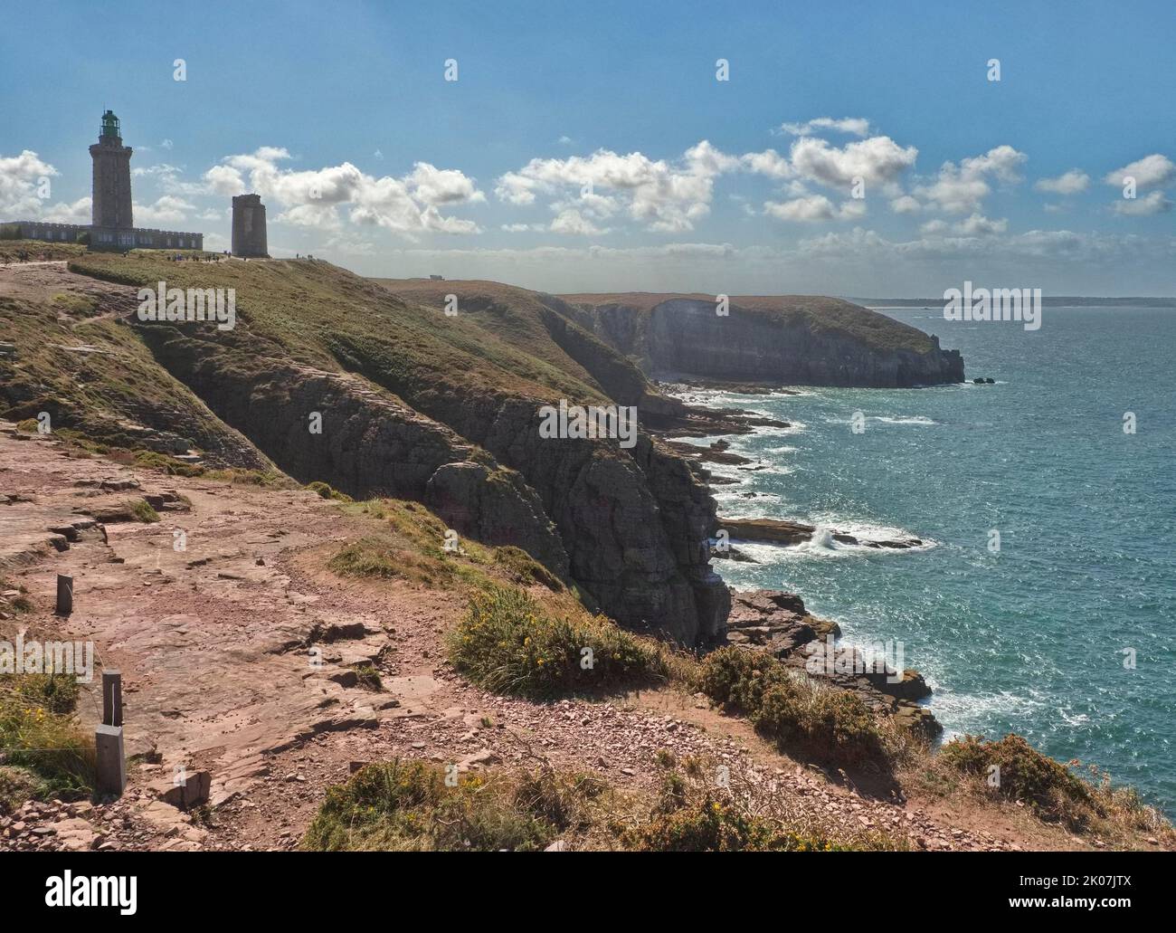 L'ancien phare, Phare Vauban, du 17th siècle, et le phare actuel de Cap ...