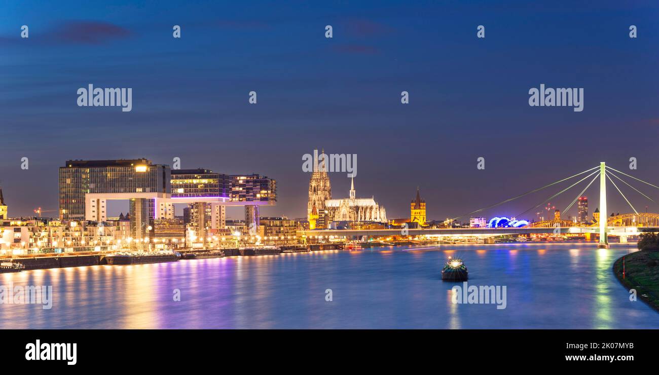 Panorama depuis le pont Sud, Rheinauhafen avec grues, cathédrale et ...