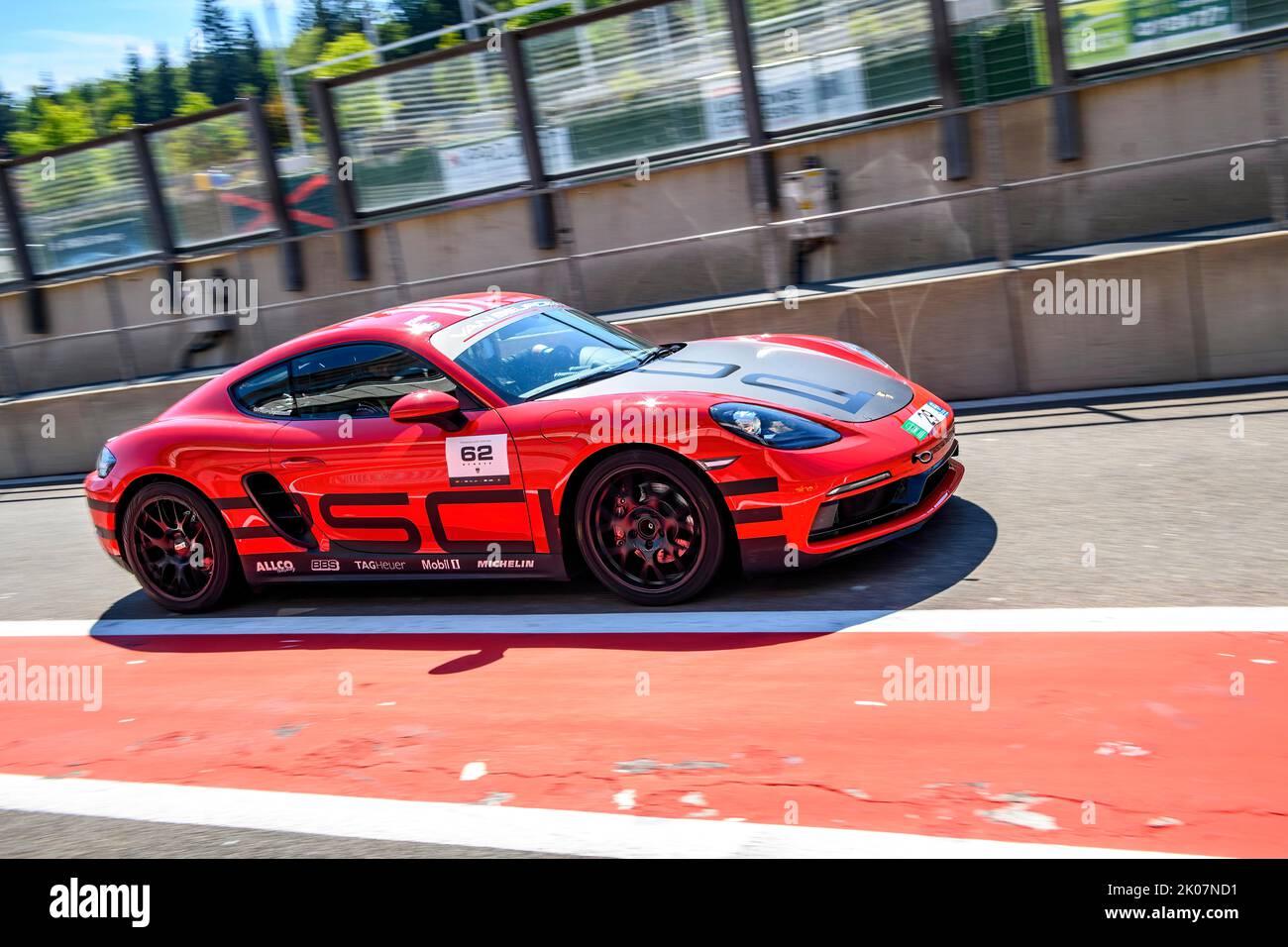 Voiture de course Porsche Cayman conduit par la voie de la fosse Pit ...