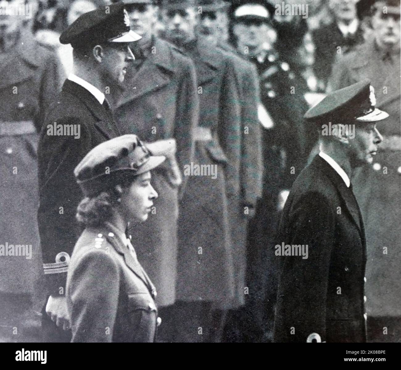 La princesse Elizabeth se tient avec son père, le roi George VI, et le ...