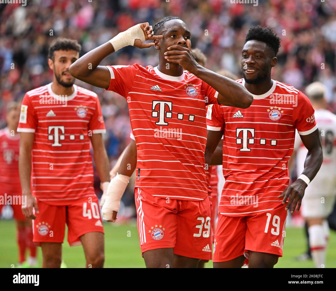 10 septembre 2022, Múnich: Mathys tel (au centre) célèbre son but pour ...