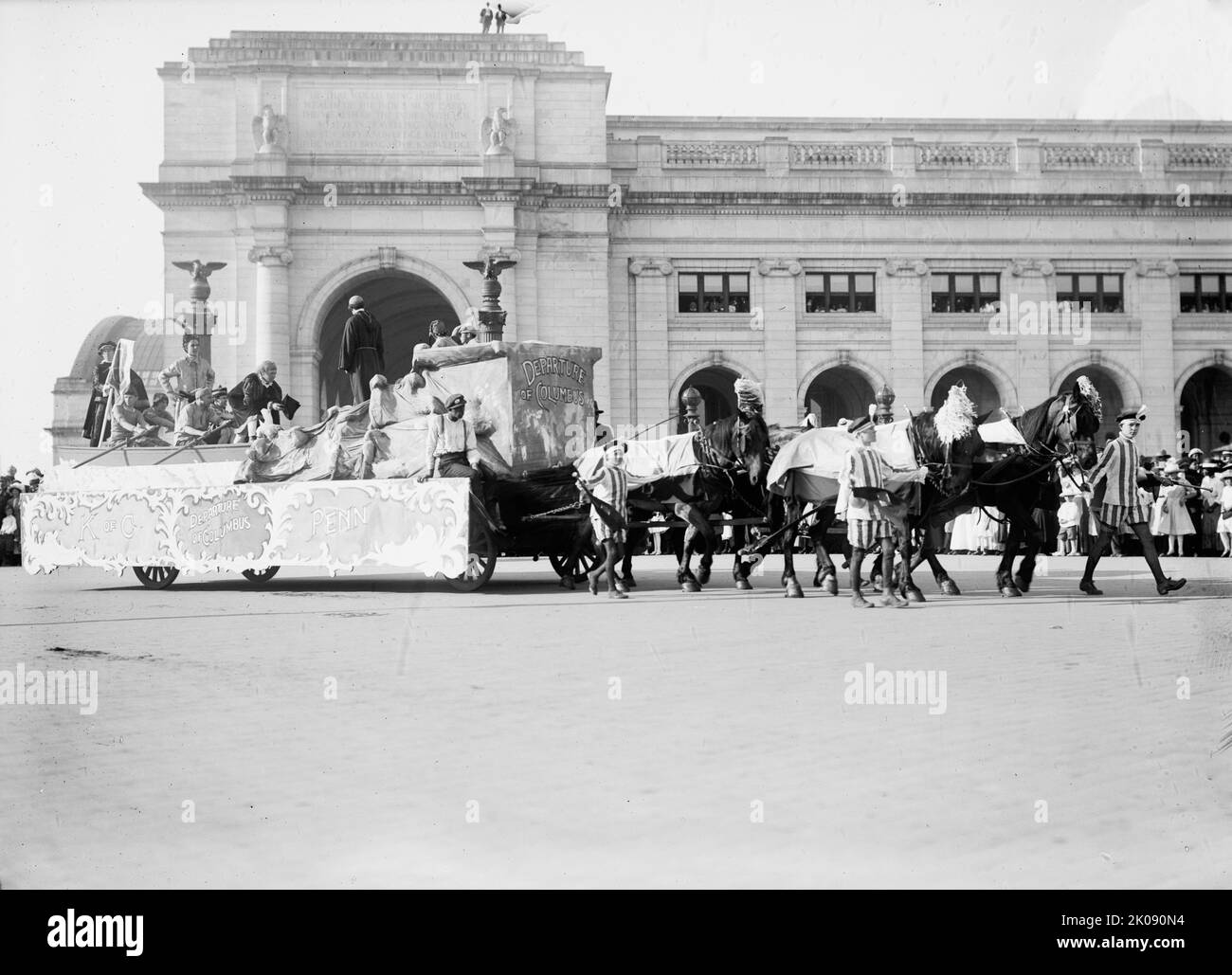 Mémorial de Columbus. Parade au Dévoilement, 1912. [La Fontaine de ...