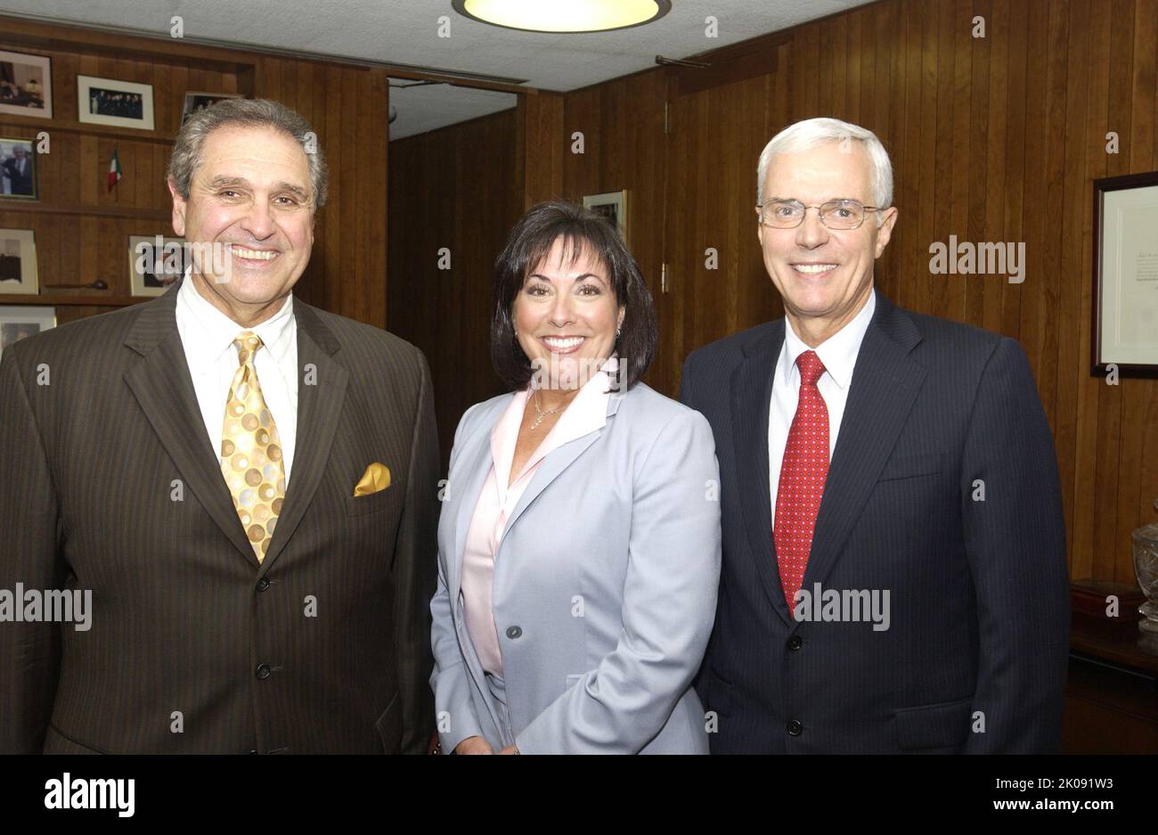 Le sous-secrétaire Roy Bernardi avec Susan Peppler, Joseph Murin - le ...