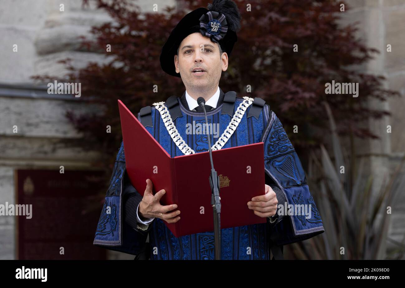 Canada‚Äôs Chef Herald Samy Khalid lit une proclamation à l'extérieur ...