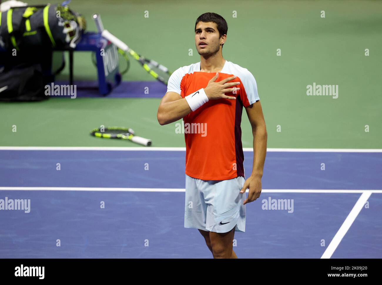 Carlos Alcaraz d'Espagne célèbre sa victoire demi-finale contre Frances ...