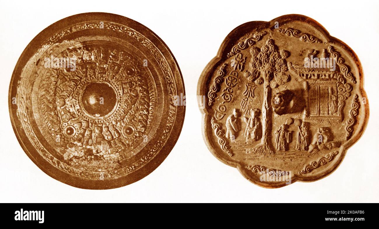 À gauche : miroir en bronze avec décoration de figurines et de voitures ...