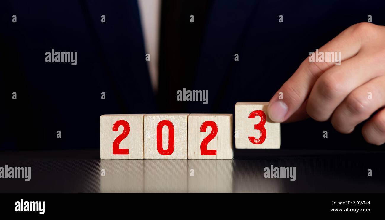 Concept du nouvel an heureux, retournement du bloc de cube en bois changement de 2022 à 2023 ...