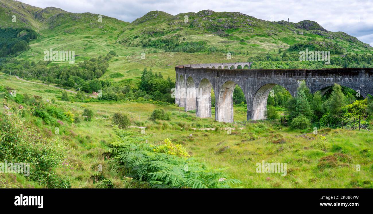 Viaduc en pierre emblématique, transportant le train à vapeur Jacobite ...