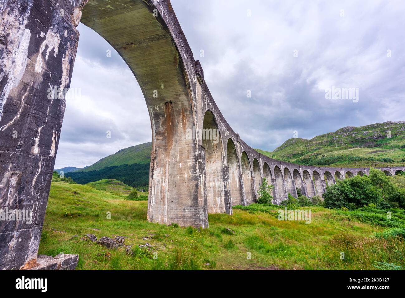 En regardant le viaduc grand, étroit et impressionnant qui porte le ...