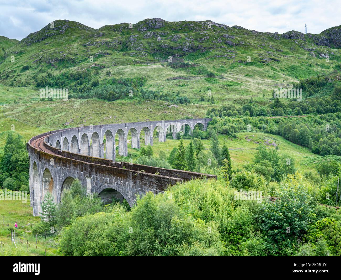 Viaduc en pierre emblématique, transportant le train à vapeur Jacobite ...