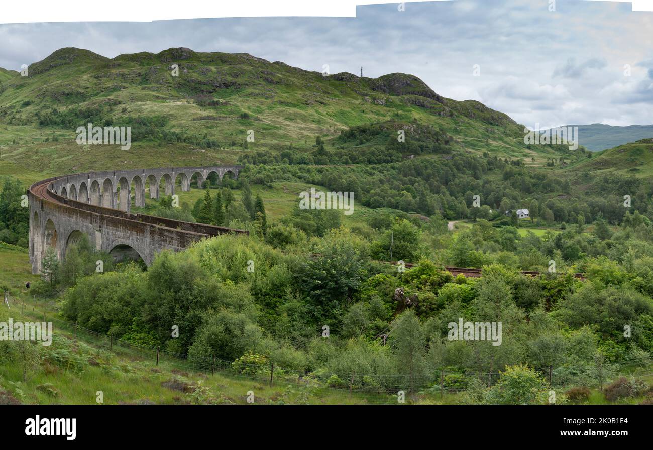Viaduc en pierre emblématique, transportant le train à vapeur Jacobite ...